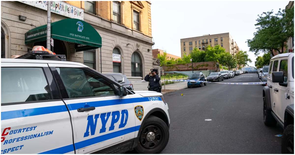 নিউ ইয়র্ক সিটিতে সাবেক থানা ভবনের সামনে ছুরিকাঘাতে হত্যা